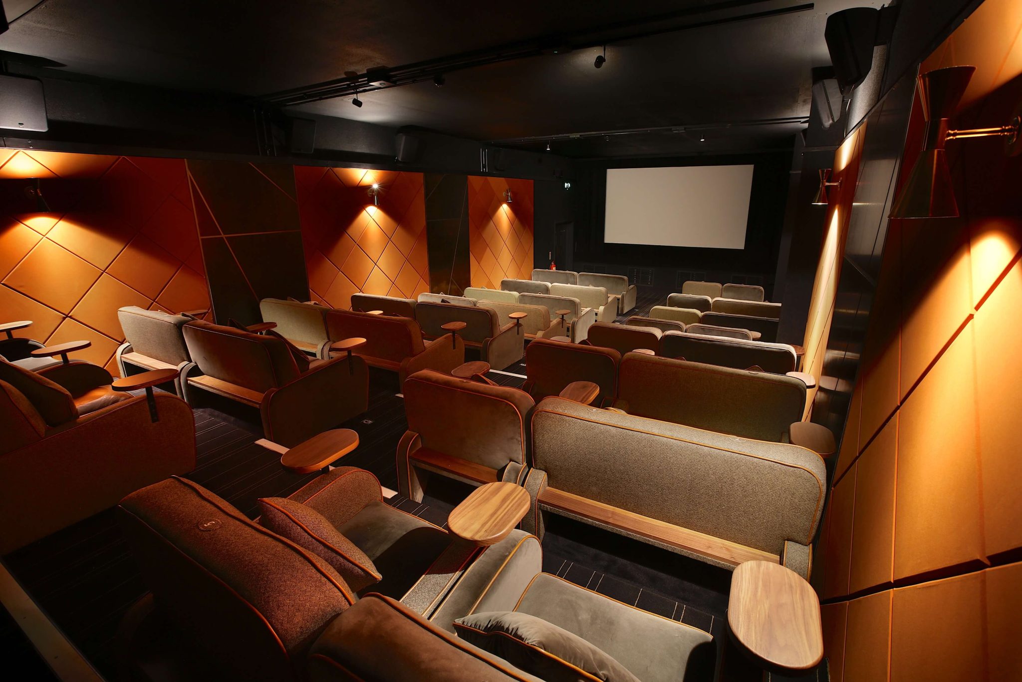 Top 13 Must-Try Group Activities in London - Tagvenue Blog